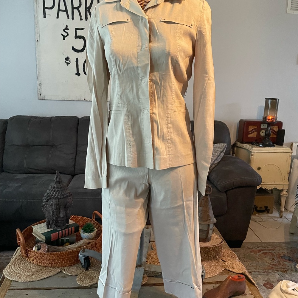 Elie Tahari Jacket And Capri Pant Suit Set - Gem